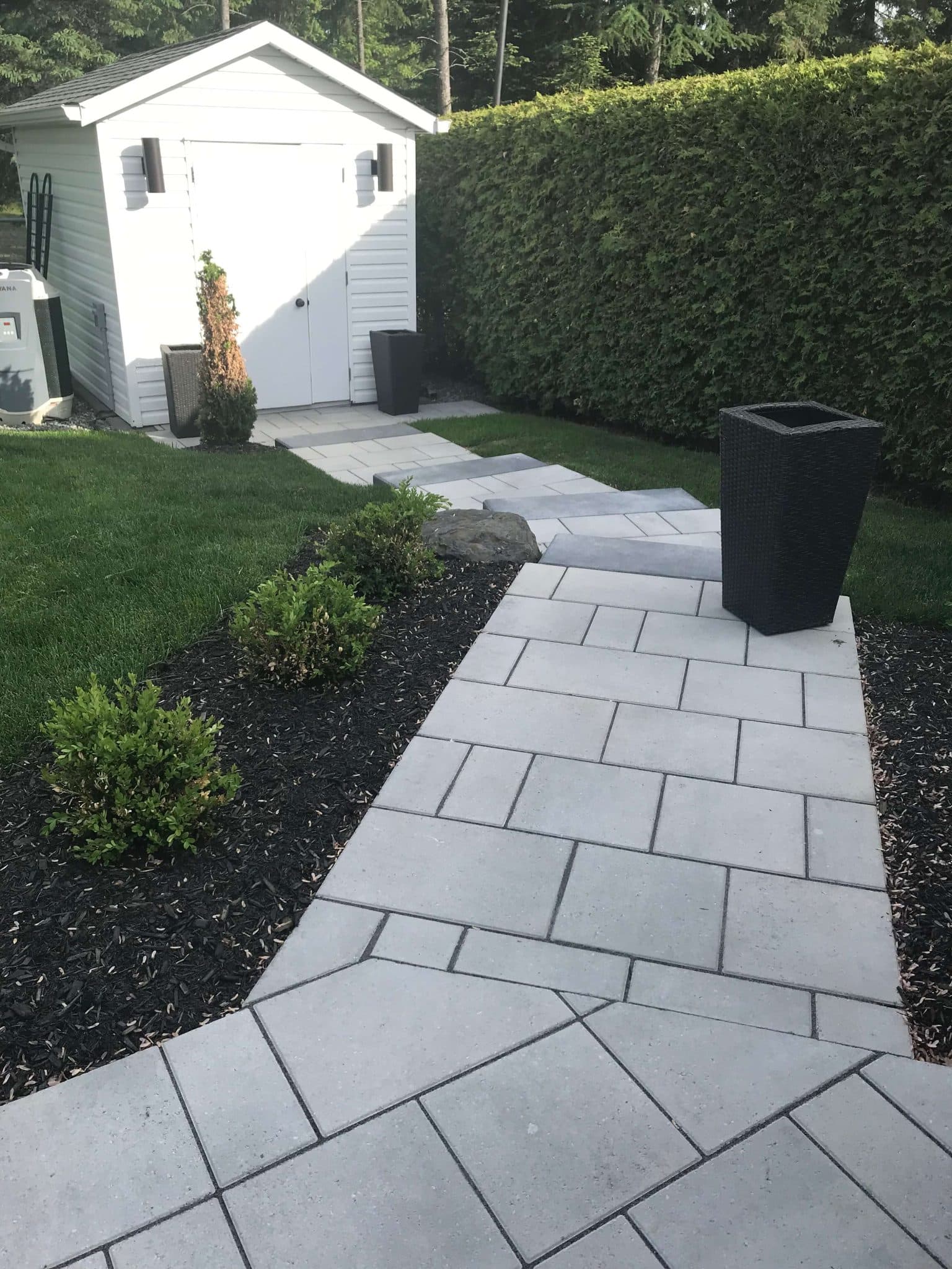 Trottoir décoratif dans la cour arrière - Pier-Luc Quirion Paysagiste